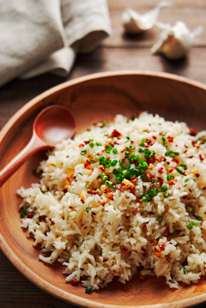 Filipino Garlic Fried Rice Recipe (Sinangag) with crispy garlic