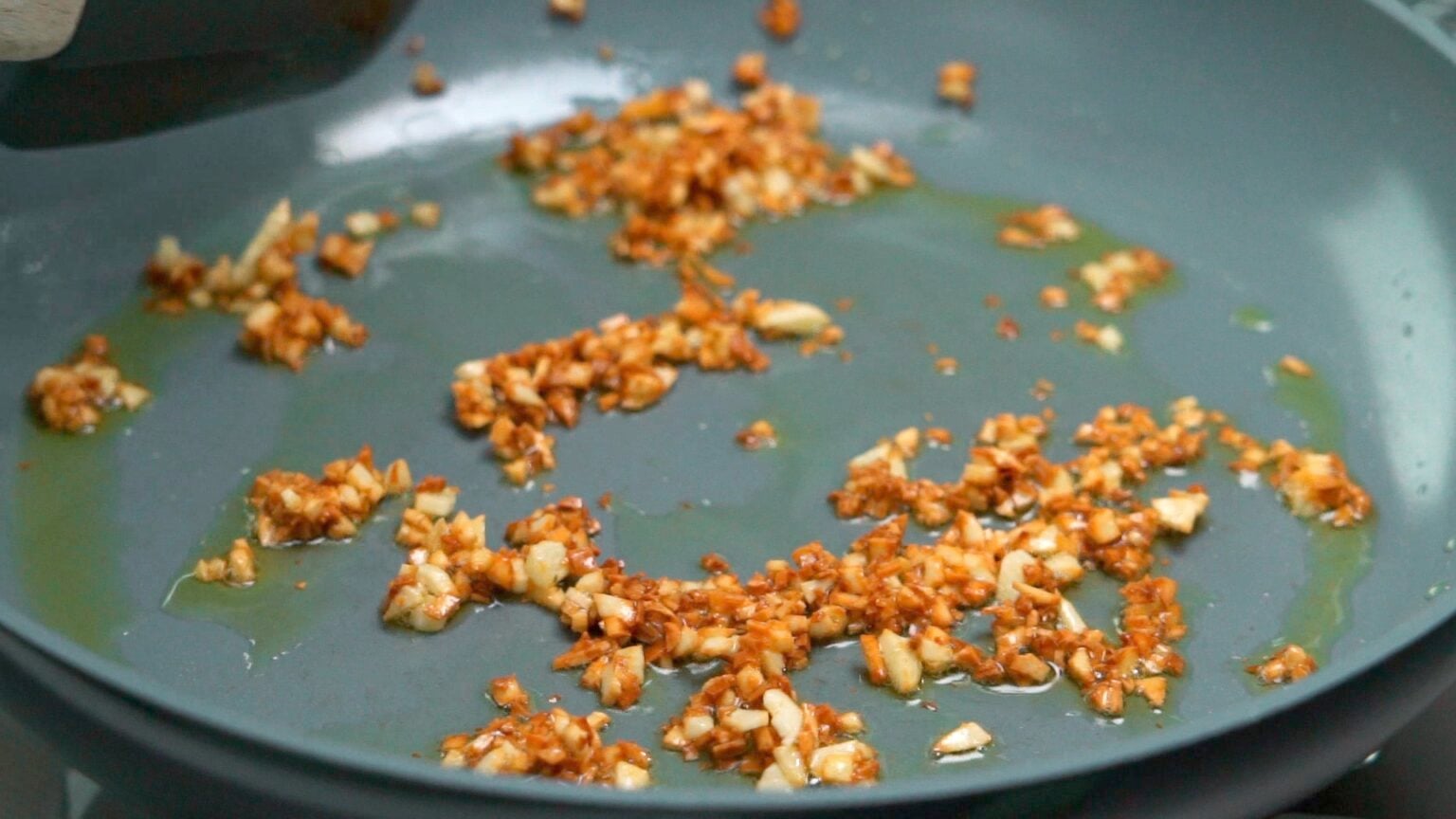 Filipino Garlic Fried Rice Recipe (Sinangag) with crispy garlic